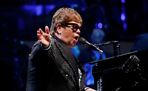 סערה בשל הכוונה לצנזר סצינה הומו-אירוטית מסרט על אלטון ג'ון | חדשות 13