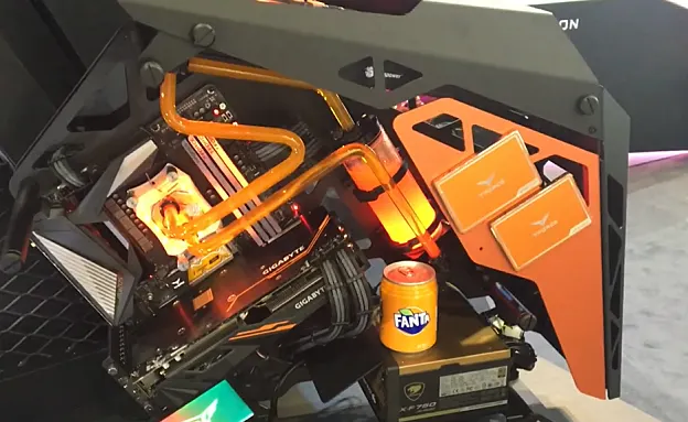 מאוורר הולוגרמה ונוזל קירור בצבע: כל החידושים במחשב הנייח | חדשות 13