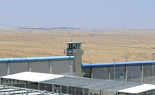 חשד לפיגוע בכלא רמון: סוהרת נפצעה קל לאחר שנדקרה ע"י מבקרת | חדשות 13