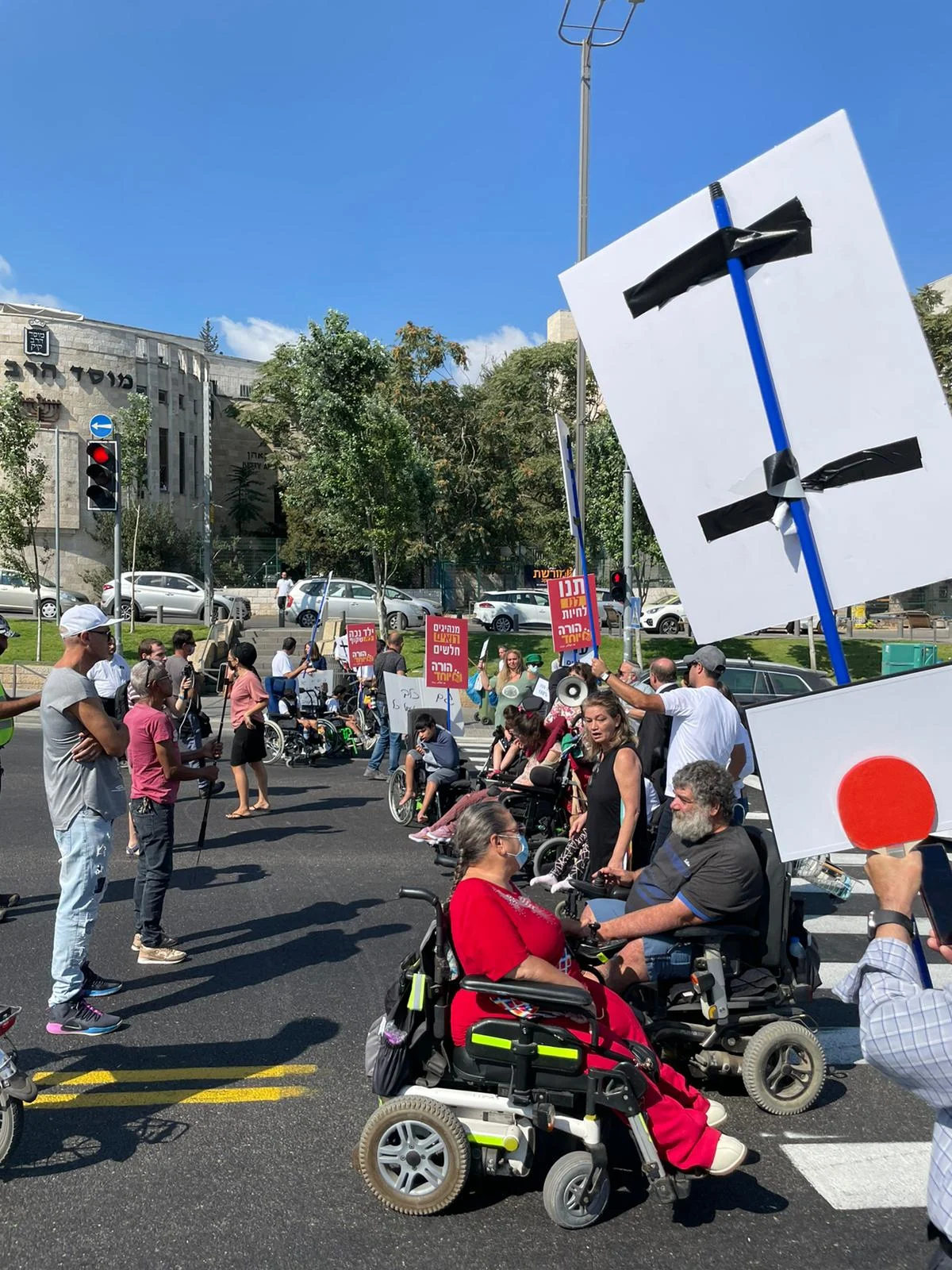 מחאת הנכים מגיעה לירושלים: חסימות כבישים באזור גשר המיתרים | חדשות 13